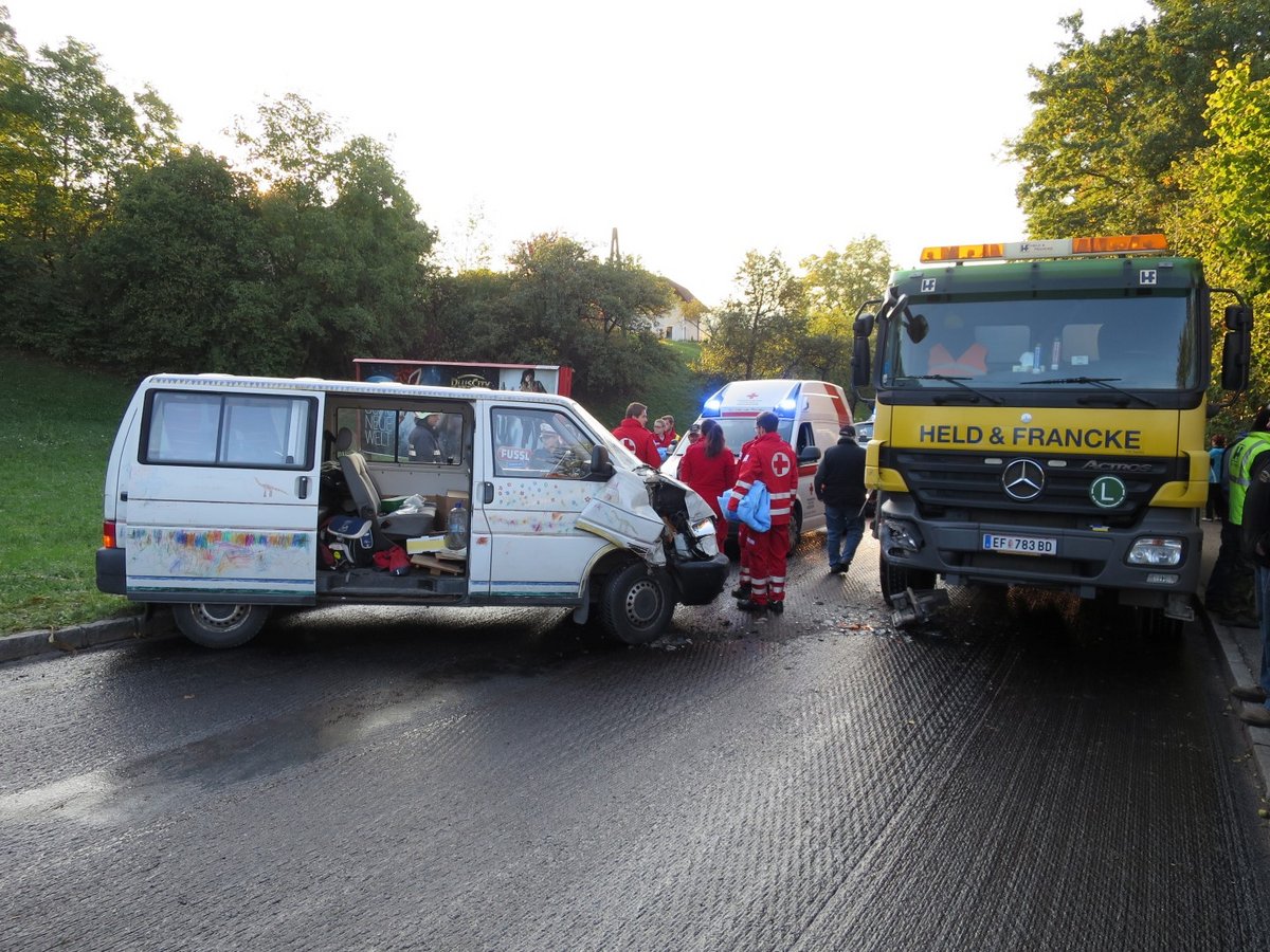 Unfall mit Kleinbus - Bezirk Urfahr-Umgebung