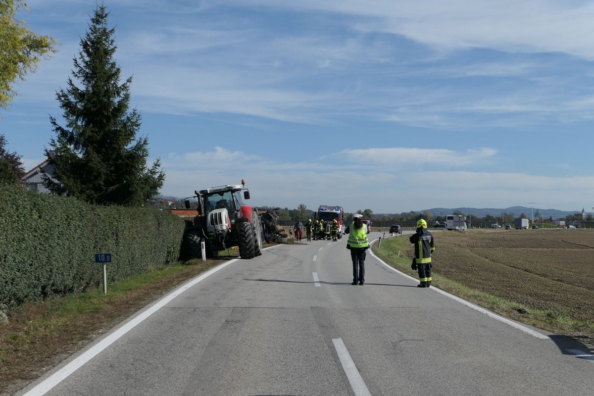 aufwendige Bergung eines 4-Achs Anhänger auf der B131 - Bezirk Urfahr ...