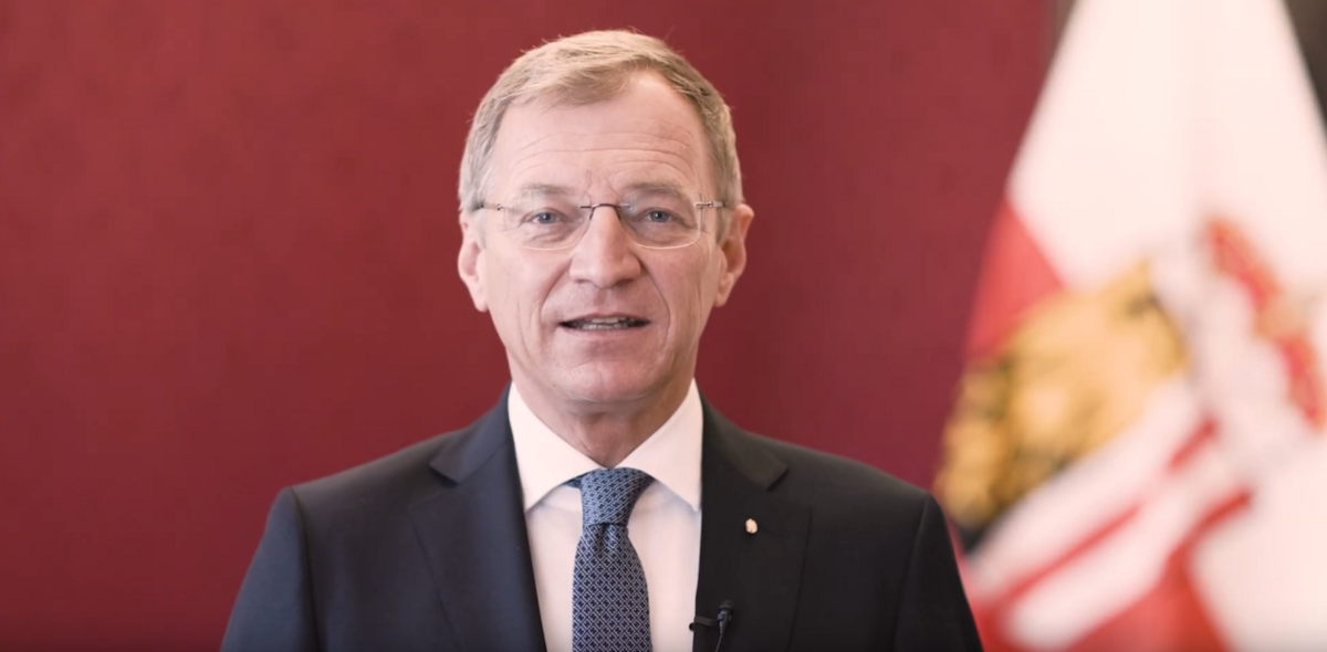 Landeshauptmann Stelzer bedankt sich bei den Oö. Feuerwehren OÖ ...