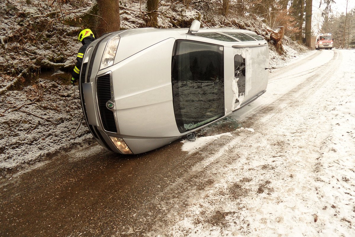 Fahrzeug landet auf der Seite - Bezirk Urfahr-Umgebung